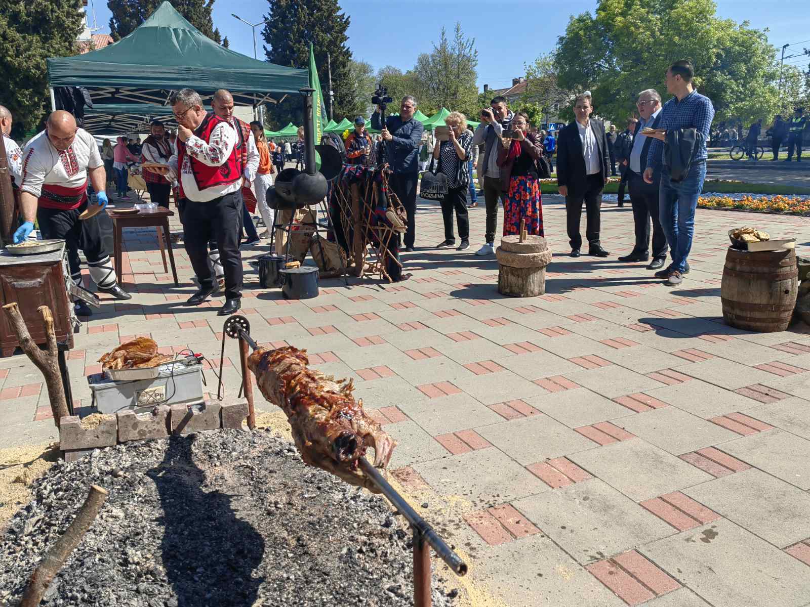 С чеверме и катми по местна рецепта кметът Жельо Вардунски посреща
